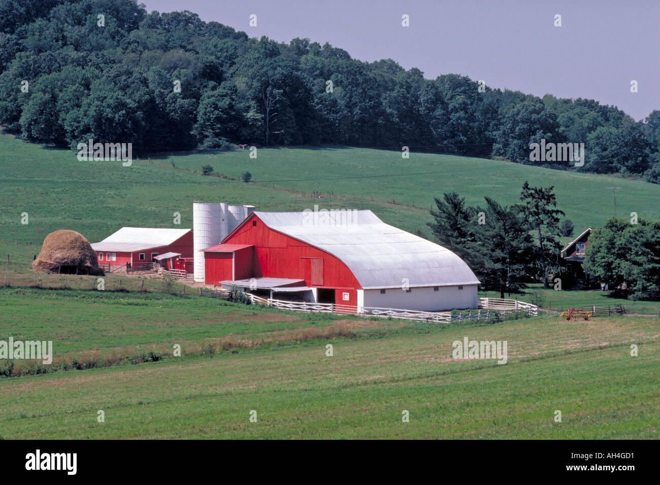 A farm with a red and white barn in Ohio Stock Photo - Alamy