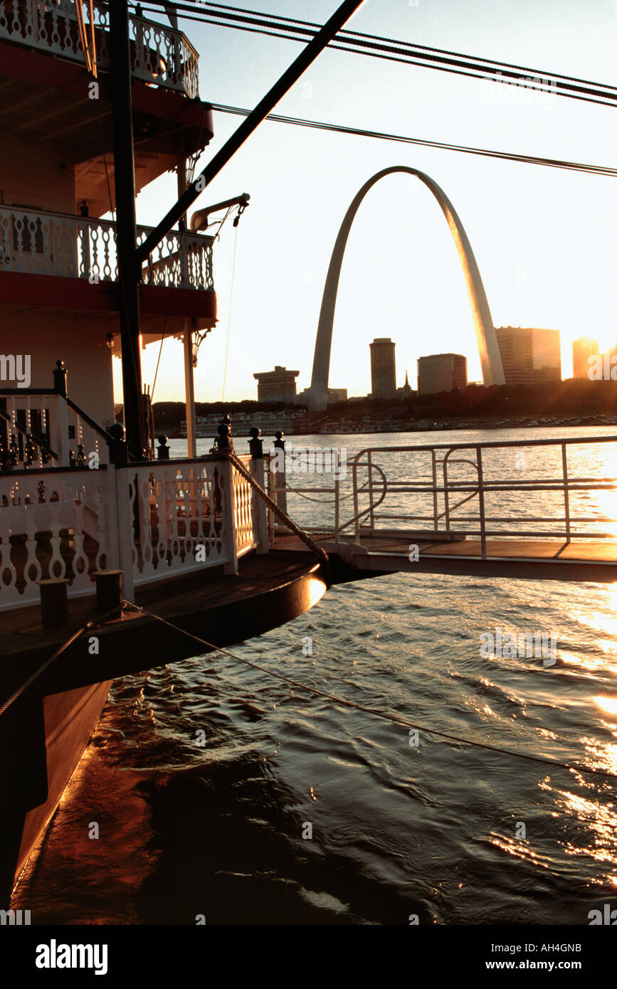 St louis arch boat hi-res stock photography and images - Alamy