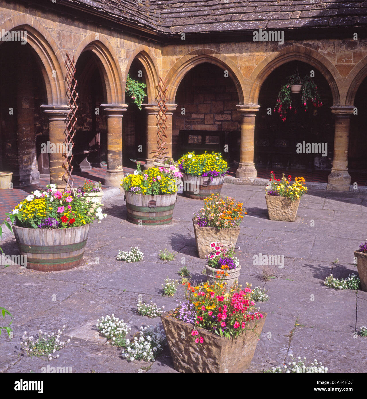 Almshouse medieval building hi-res stock photography and images - Alamy