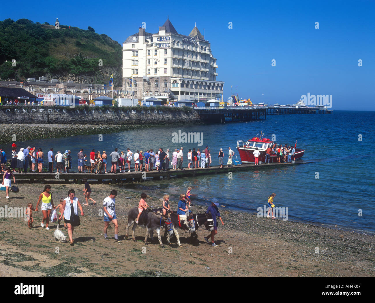 Llandudno seafront beach sea tourists hi-res stock photography and ...