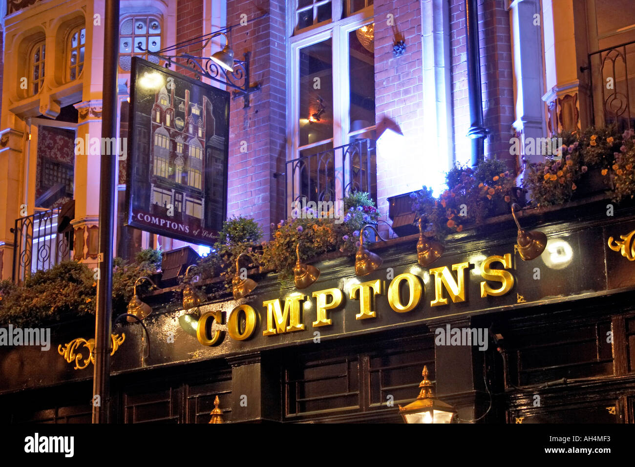 Comptons pub soho london hi-res stock photography and images - Alamy