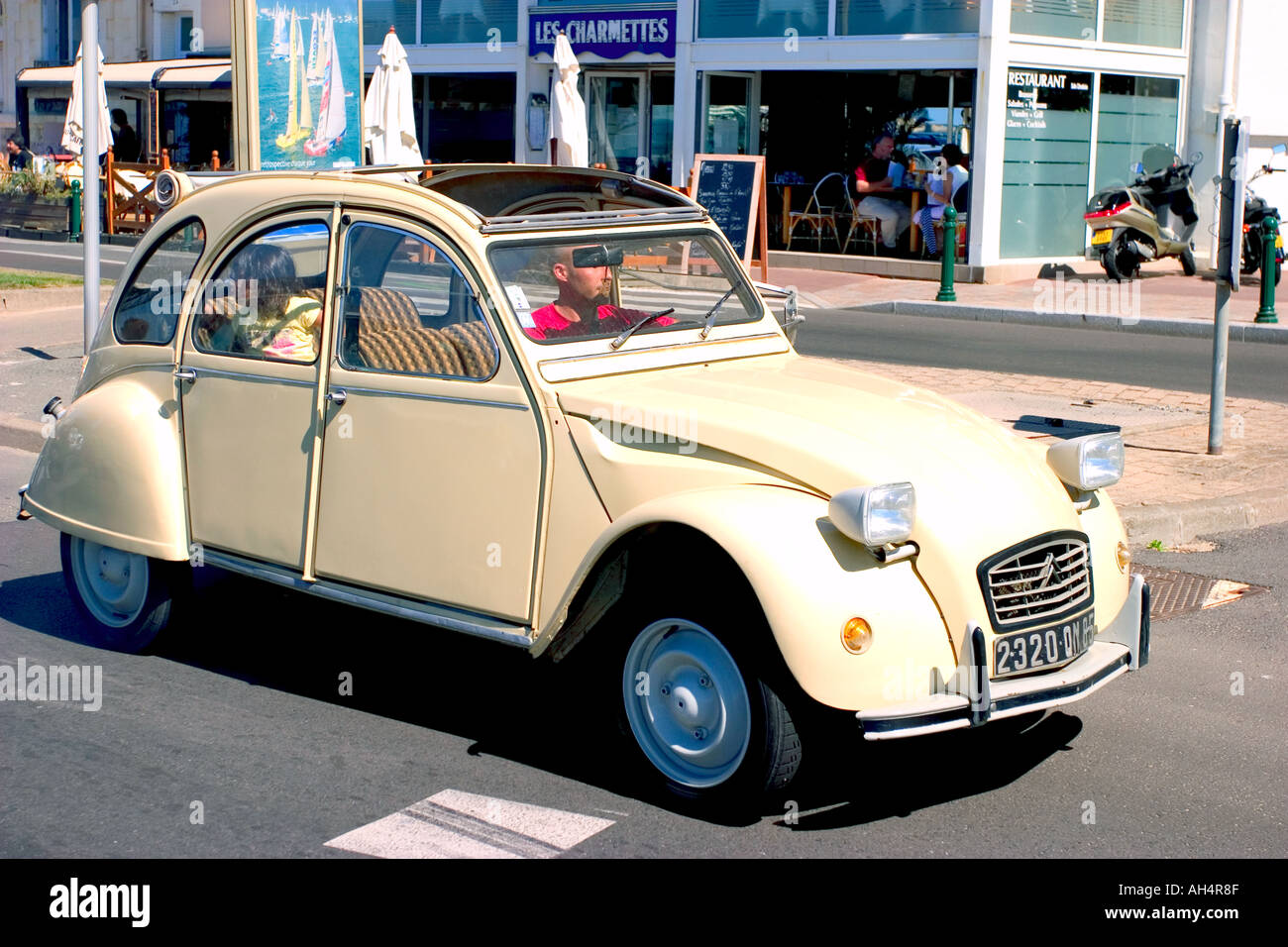 Graphic citroen 2cv hi-res stock photography and images - Alamy