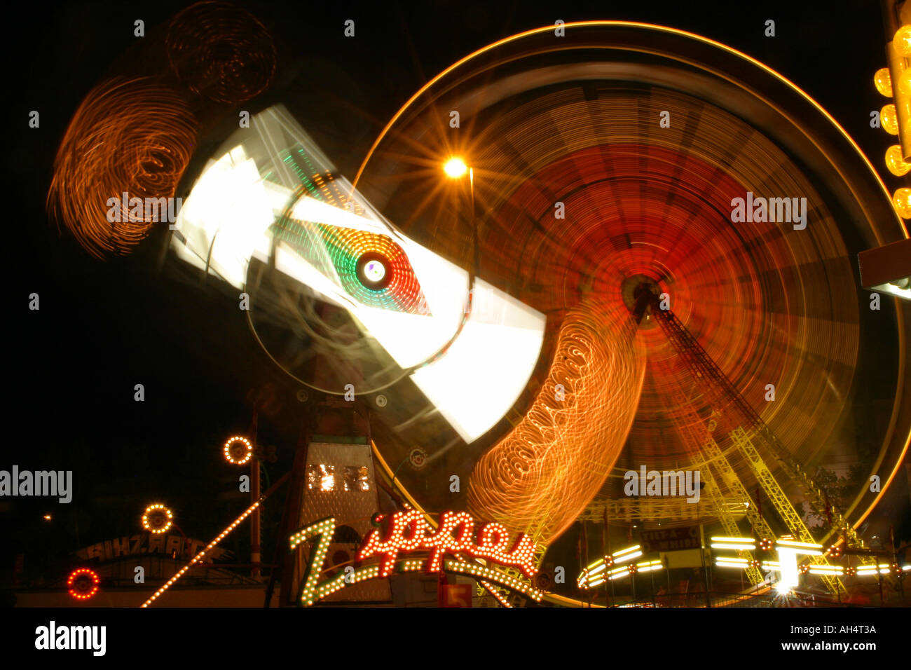 CARNIVAL RIDES Night time on the midway Stock Photo - Alamy