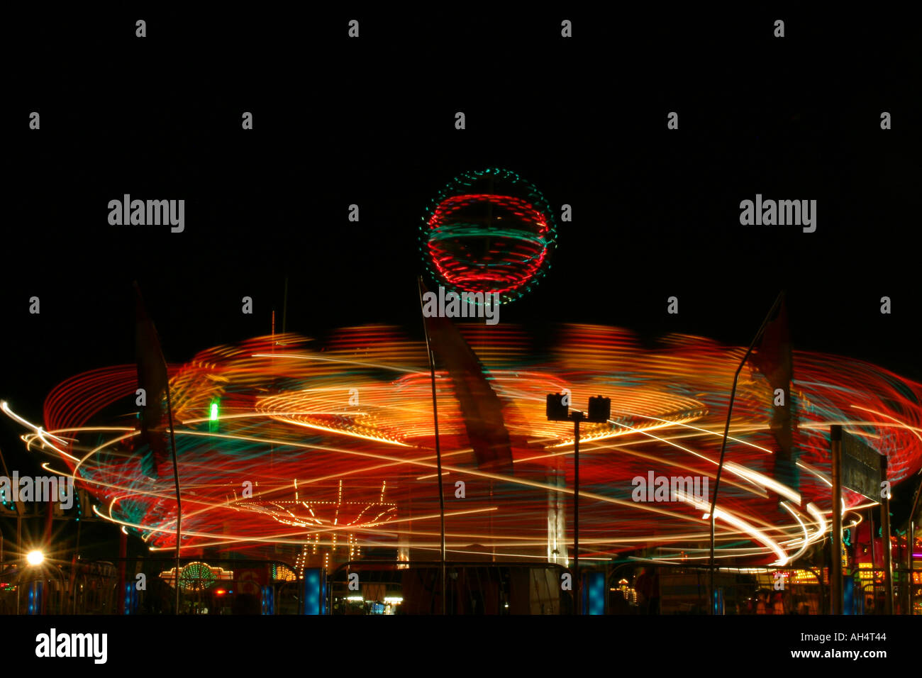 CARNIVAL RIDES Night time on the midway Stock Photo - Alamy