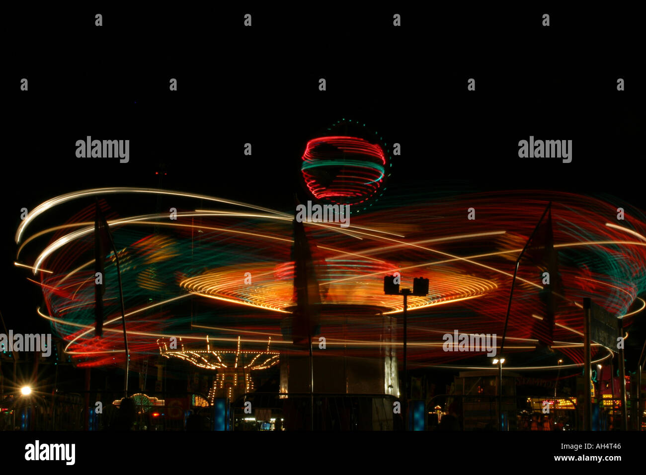 CARNIVAL RIDES Night time on the midway Stock Photo - Alamy