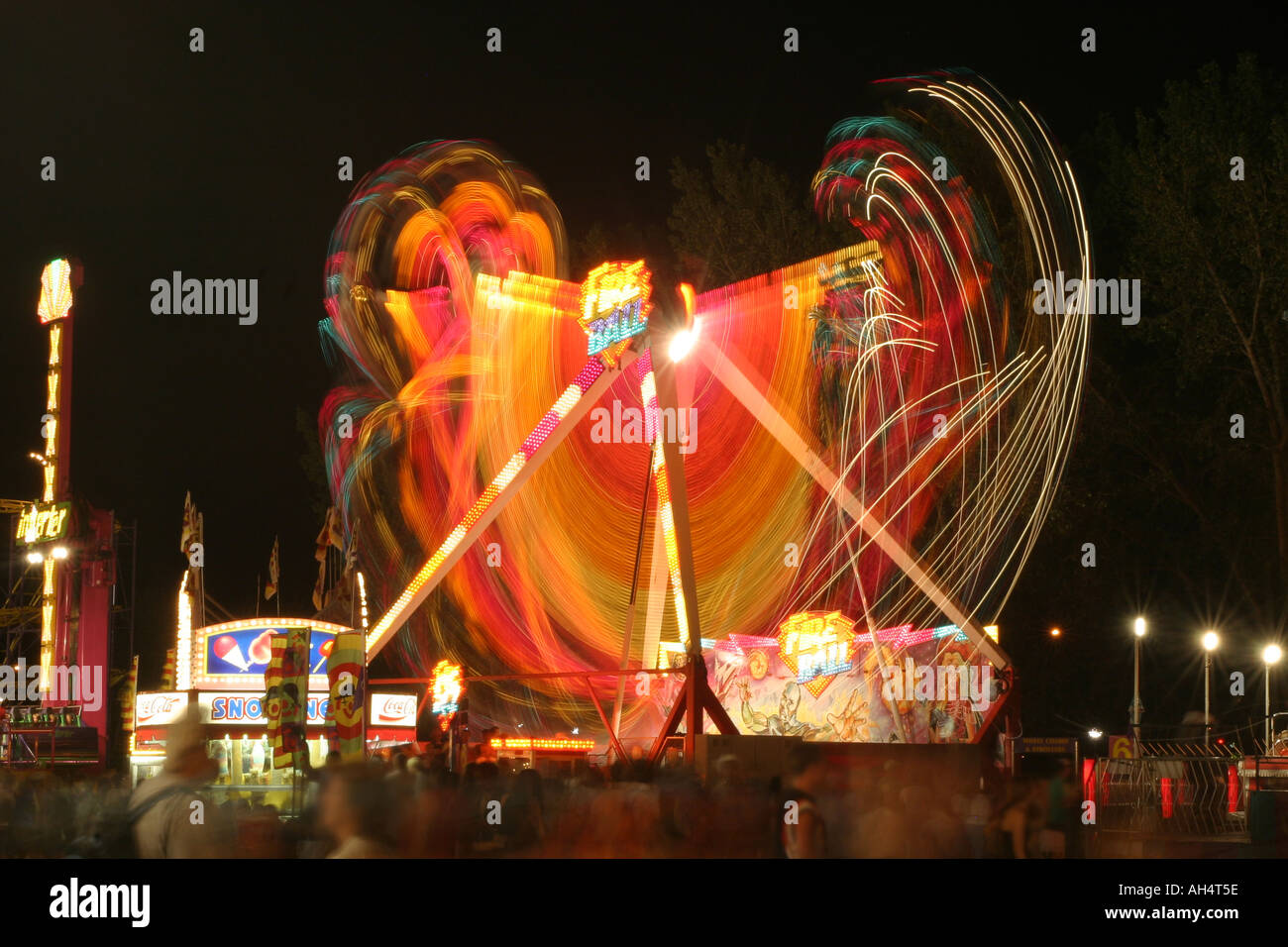 CARNIVAL RIDES Night time on the midway Stock Photo - Alamy