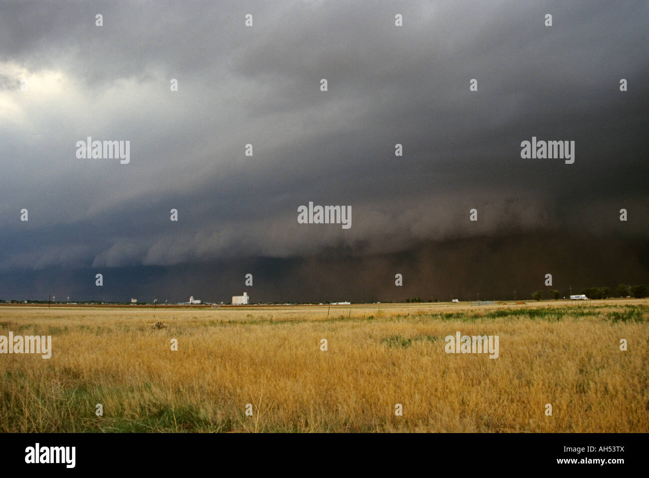 Derecho clouds hi-res stock photography and images - Alamy