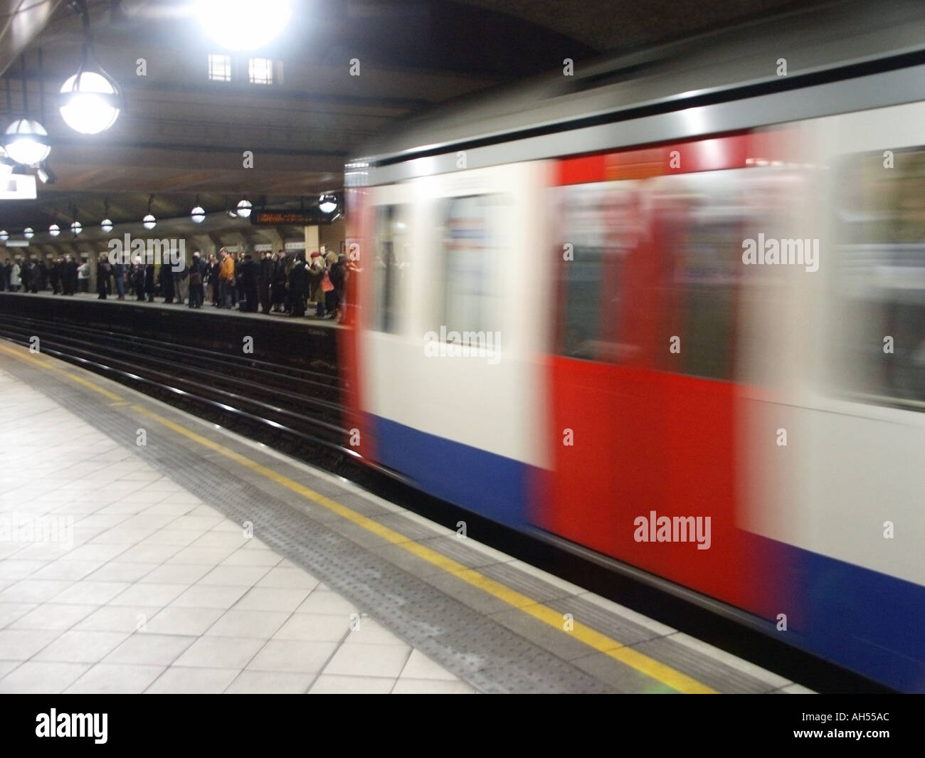 London underground station platform and train Stock Photo - Alamy