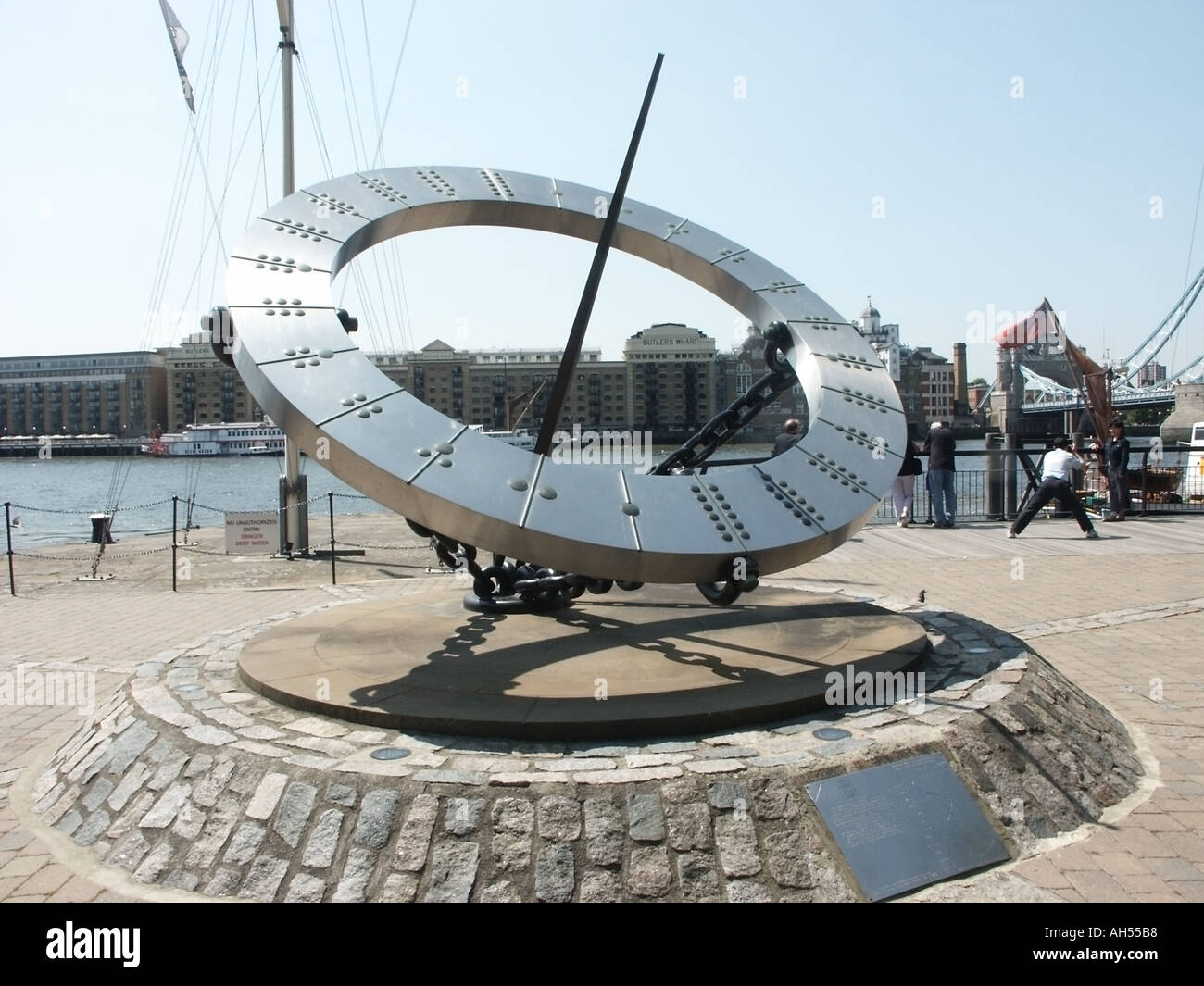 Timepiece sculpture tower bridge hi-res stock photography and images ...