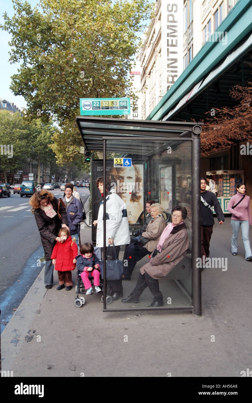 Paris Boulevard Haussmann bus stop outside Au Printemps store Stock ...