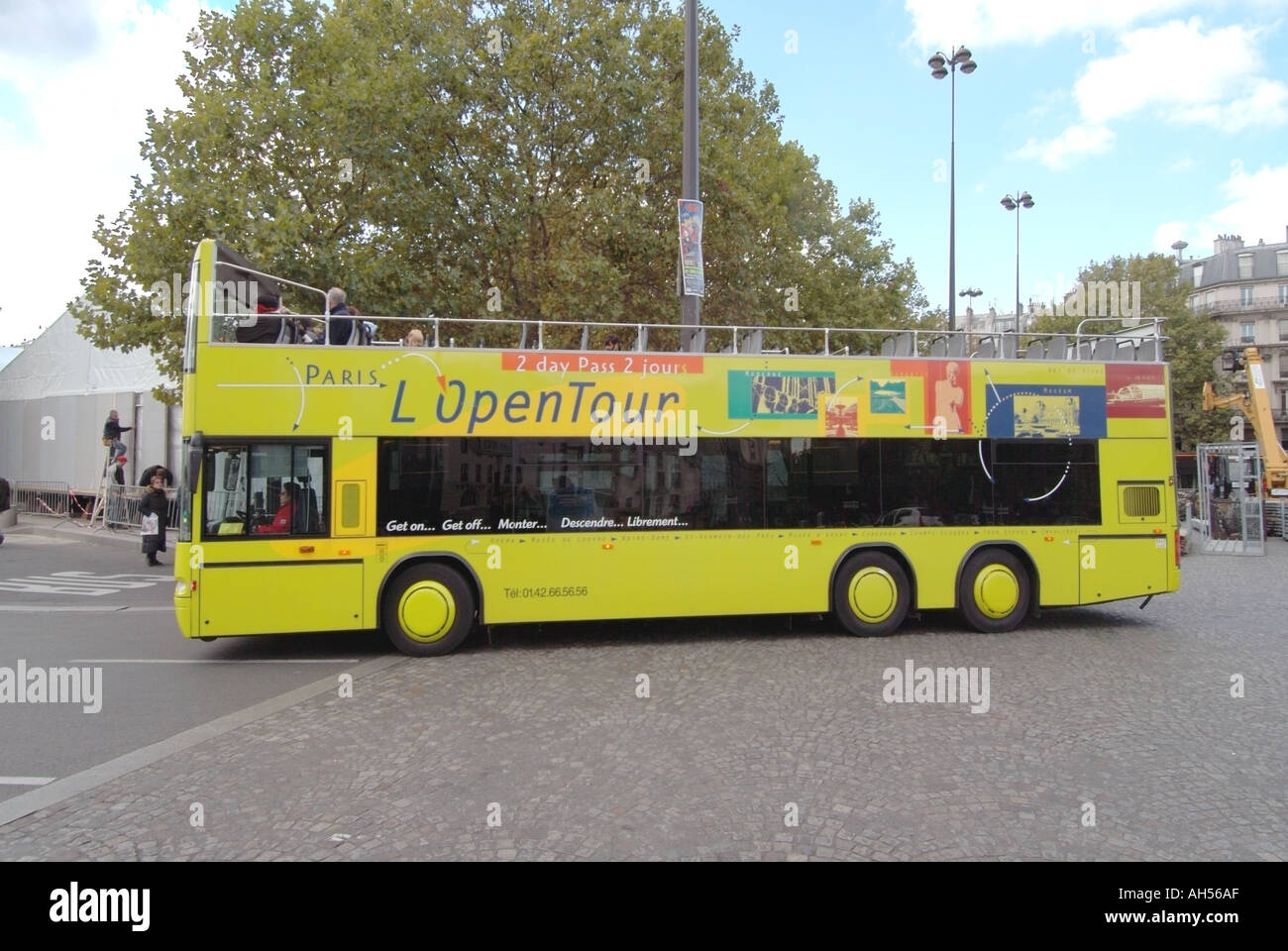 Paris hop on hop off bus tour hi-res stock photography and images - Alamy