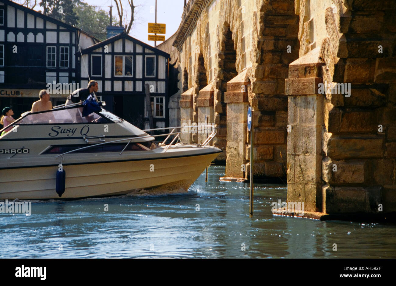 boat going underneath bridge river thames maidenhead berkshire england ...
