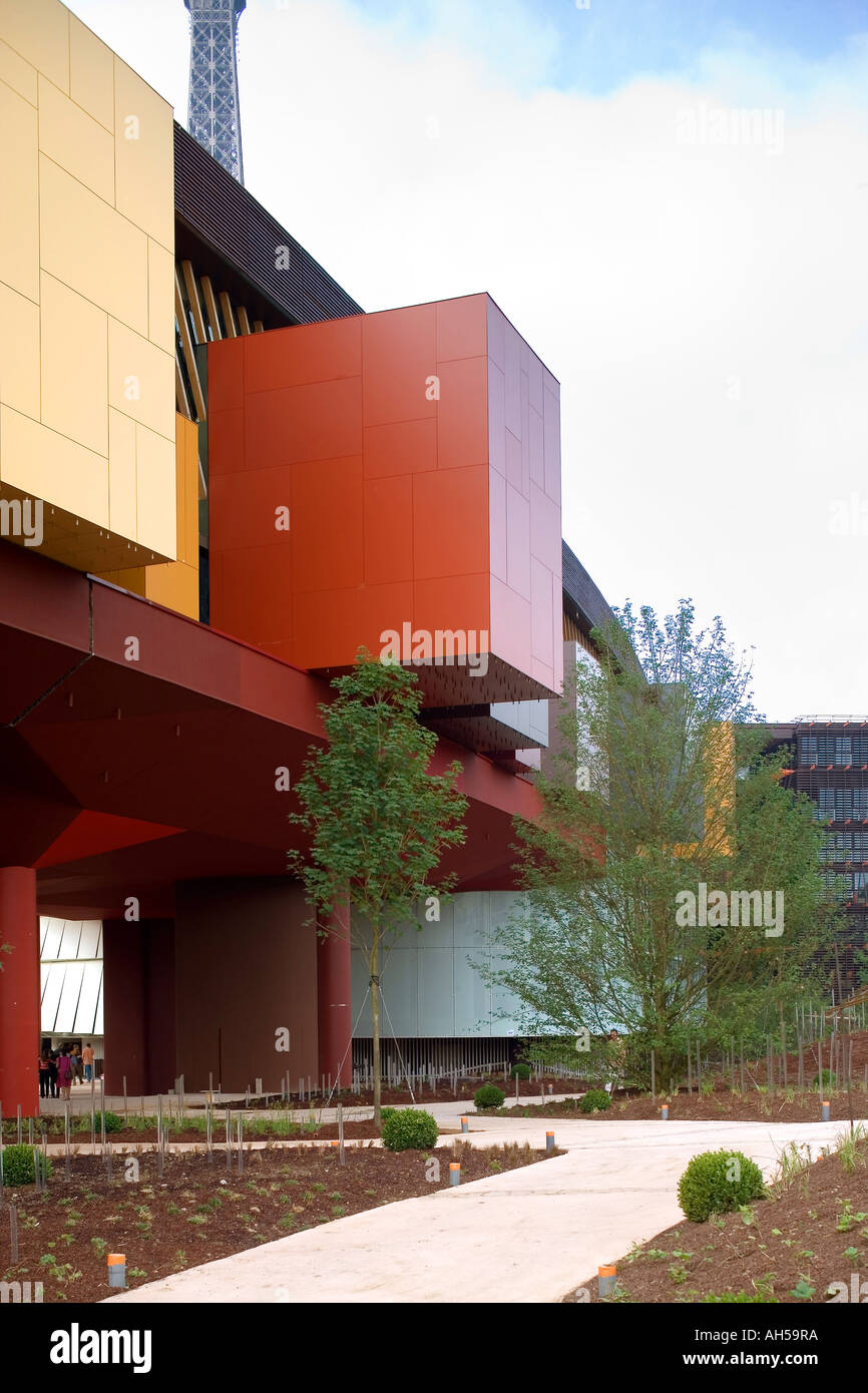 Musee de Quai Branly, Paris, 2006. Permanent exhibition bridge on Quai ...