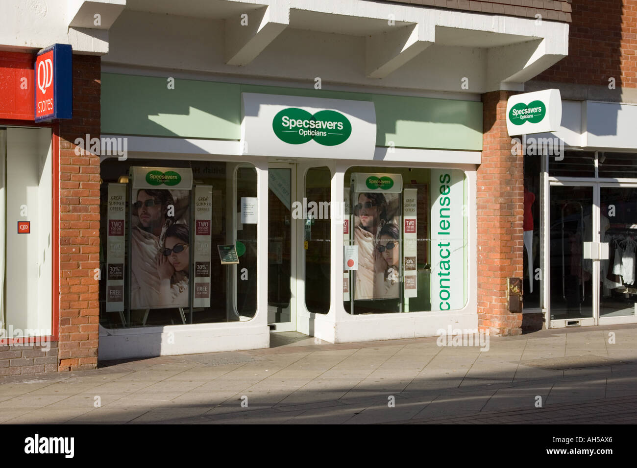 Opticians shop front hi-res stock photography and images - Alamy