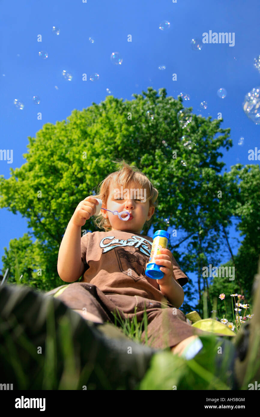 Kids making bubbles hi-res stock photography and images - Alamy