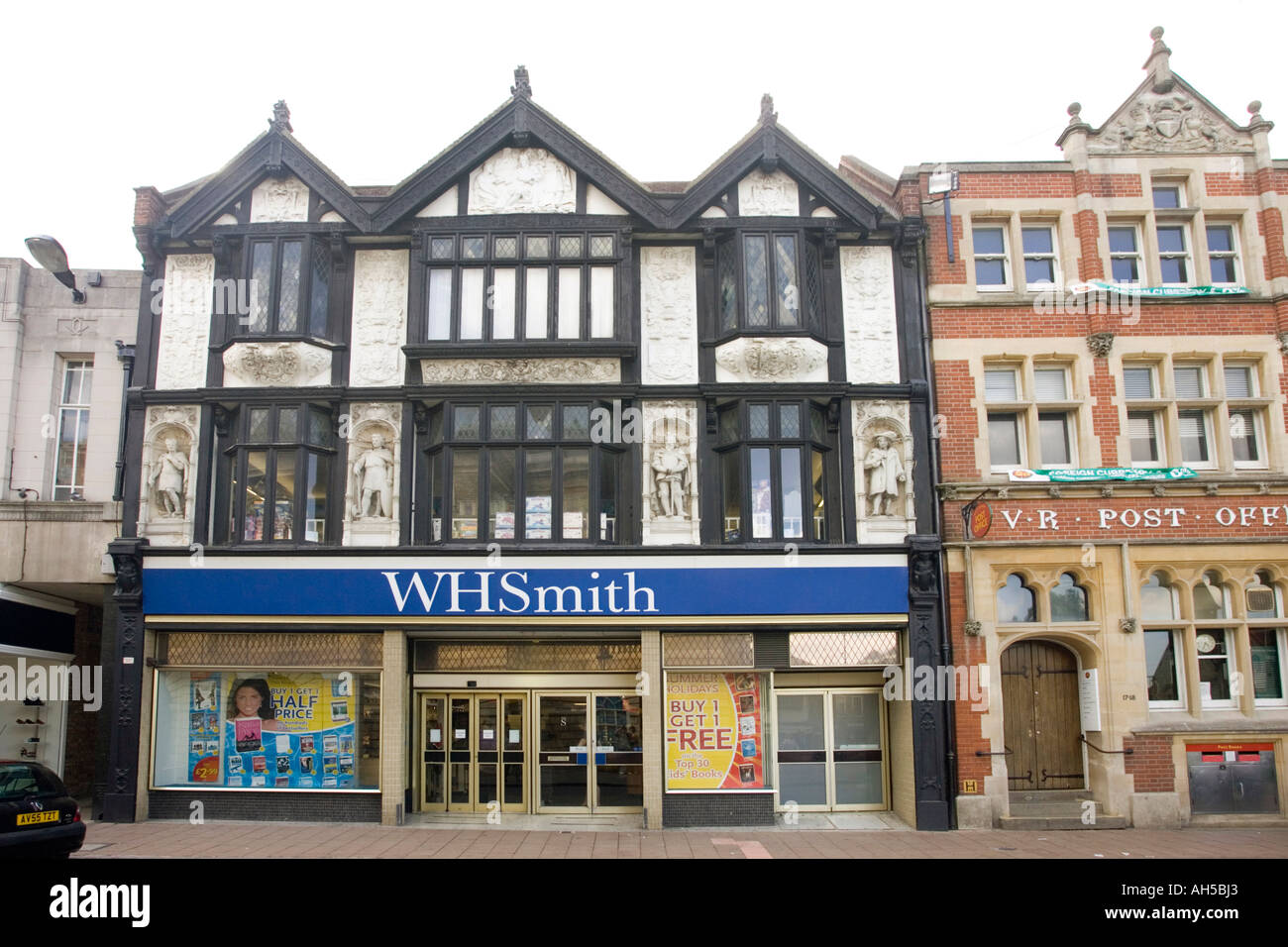 W h smith bookshop hi-res stock photography and images - Alamy