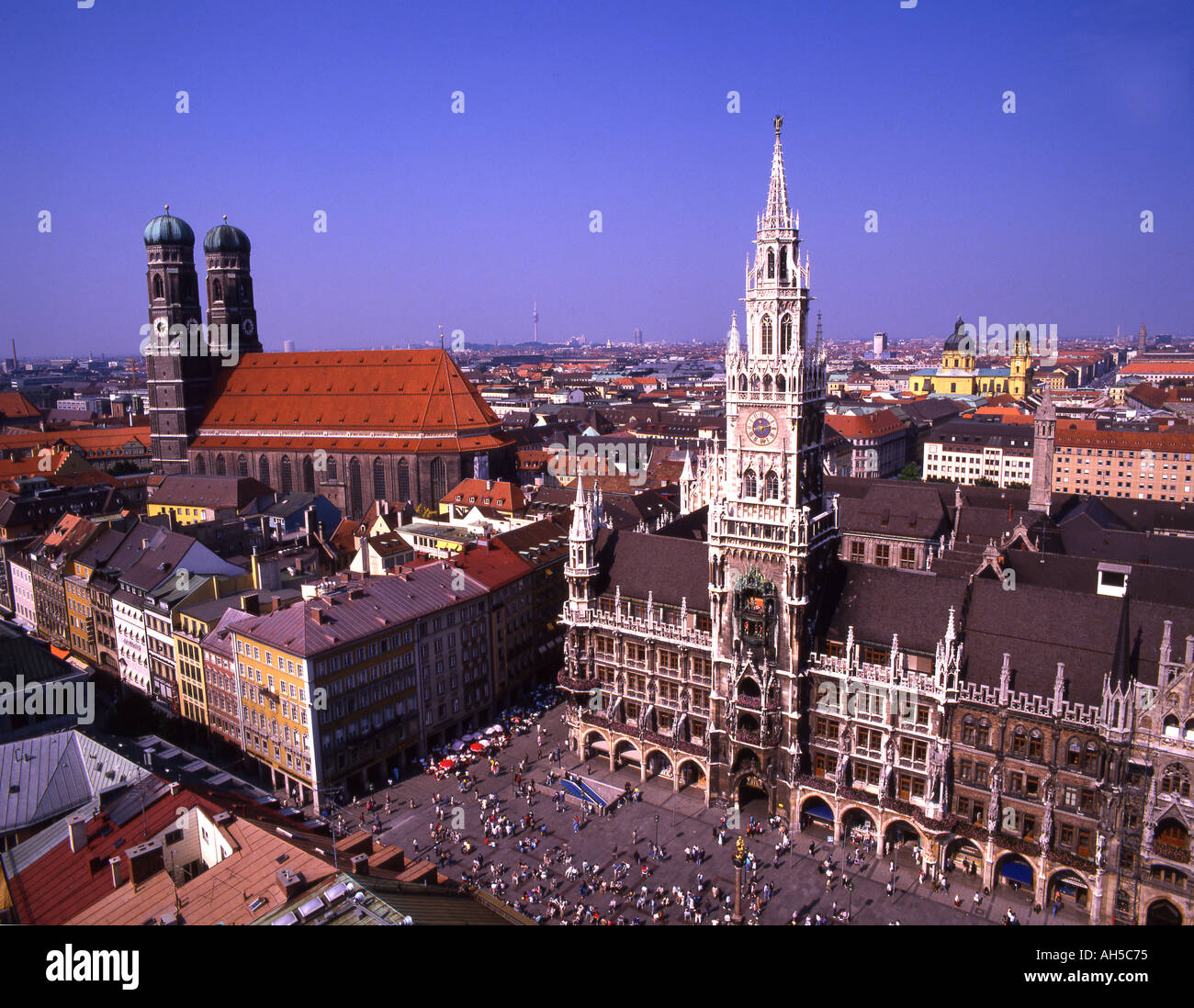 Plaza marienplatz hi-res stock photography and images - Alamy