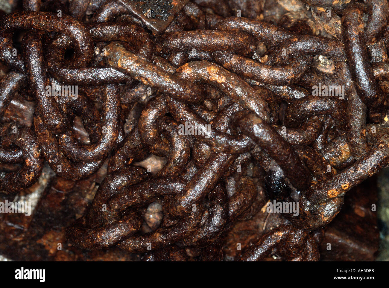 Pile of old rusty metal chain Stock Photo - Alamy