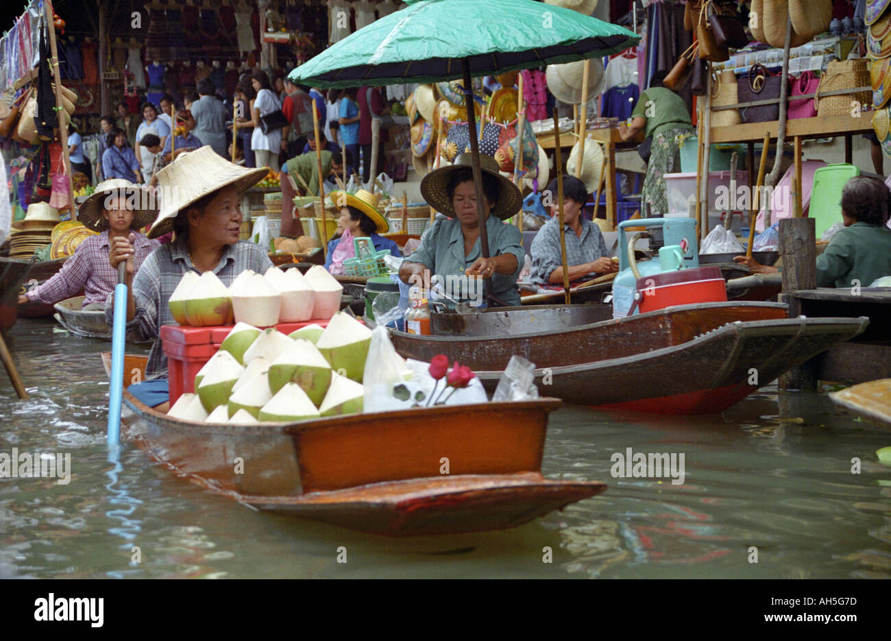 Going to floating market hi-res stock photography and images - Alamy