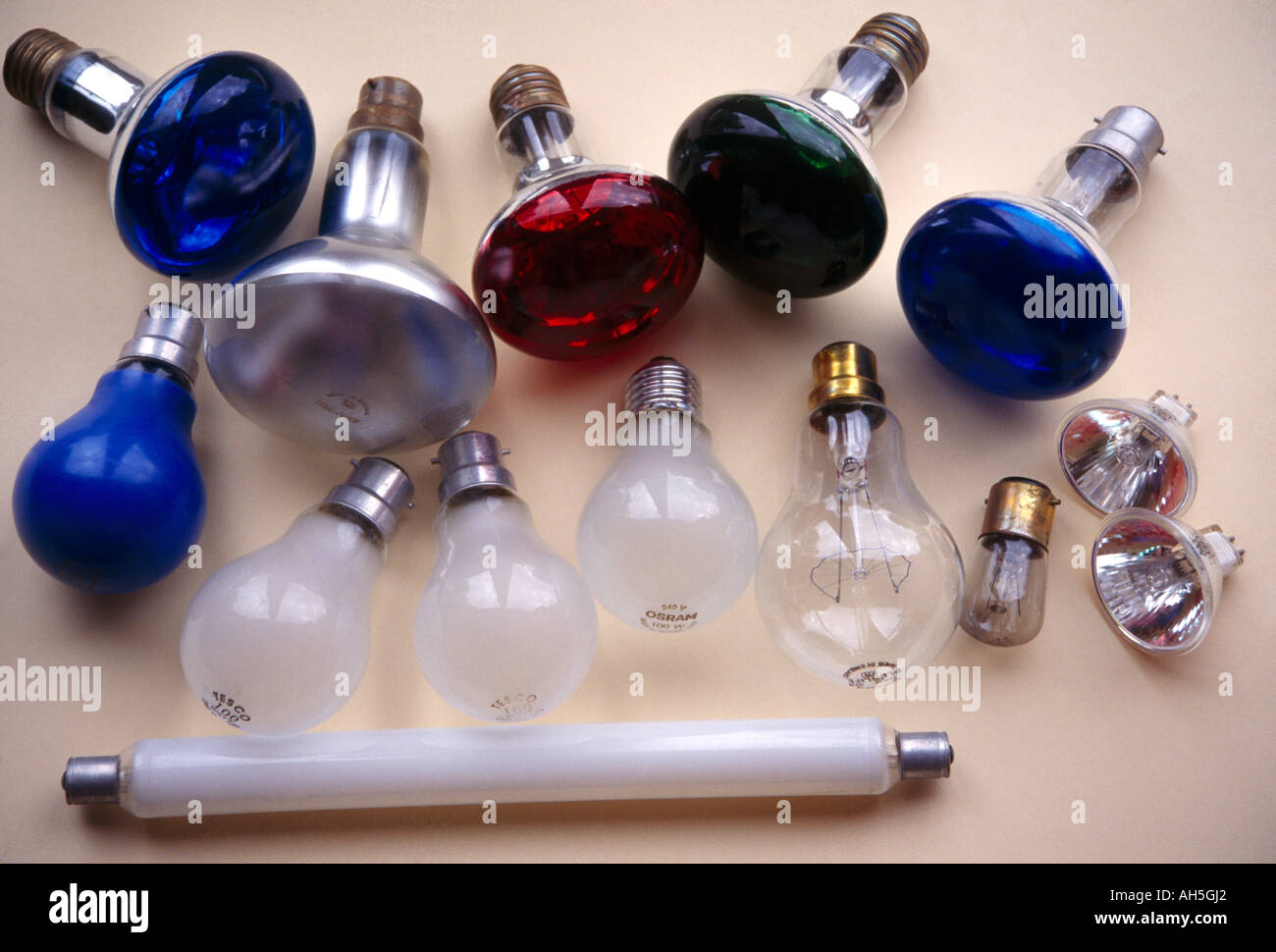 Lightbulbs hi-res stock photography and images - Alamy