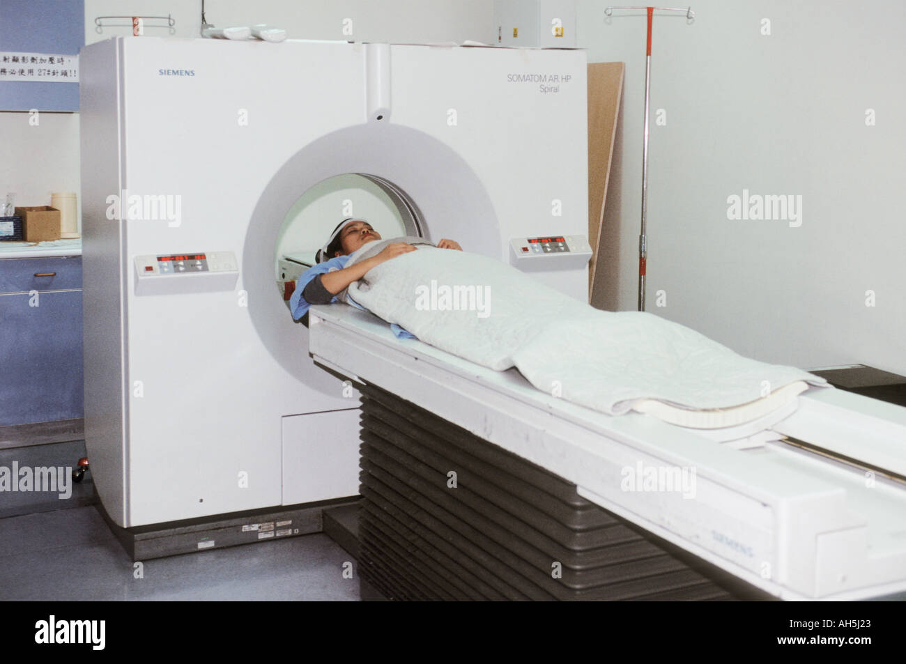 Radiotherapy patient asia hi-res stock photography and images - Alamy