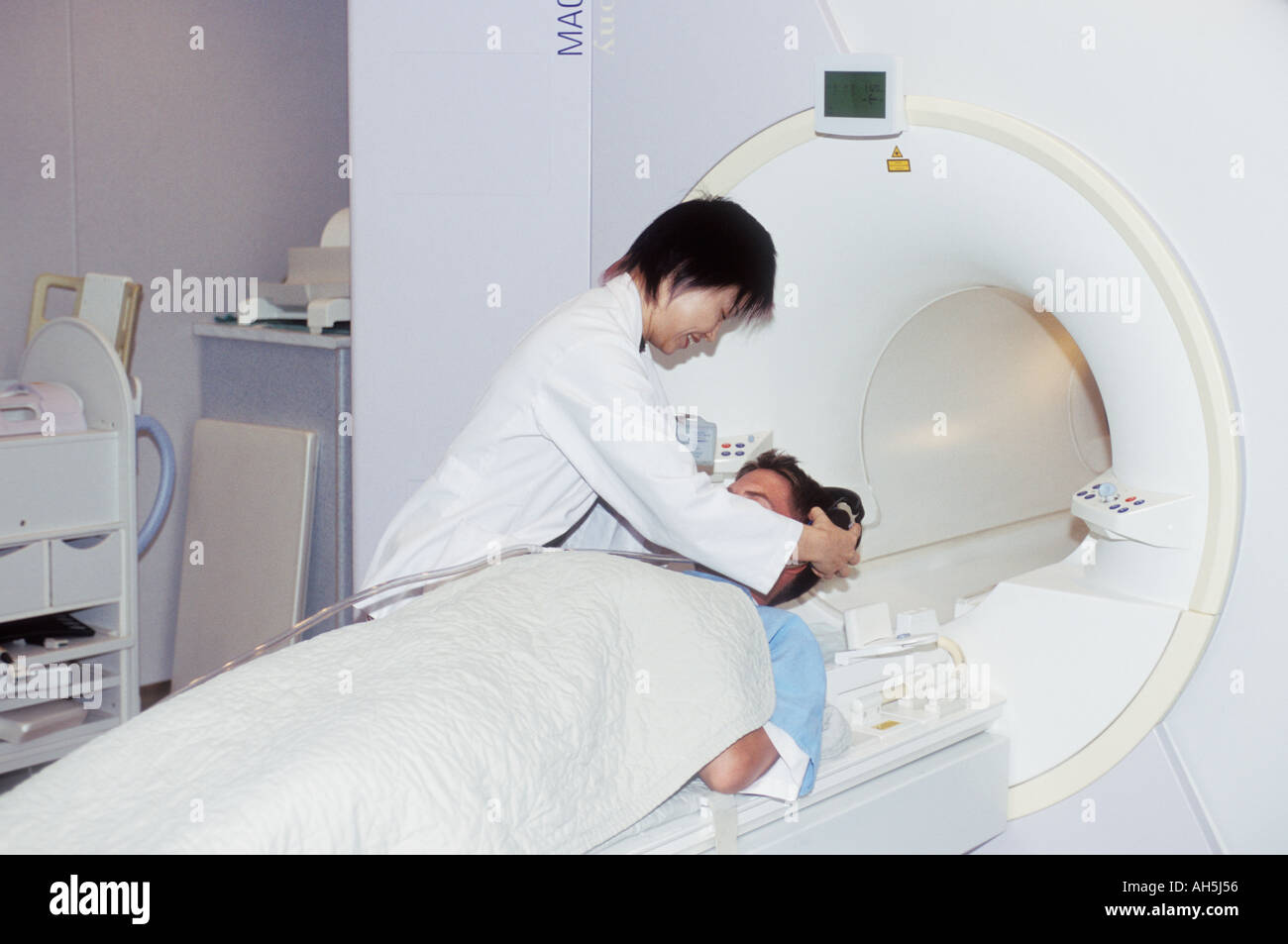 Radiotherapy patient asia hi-res stock photography and images - Alamy
