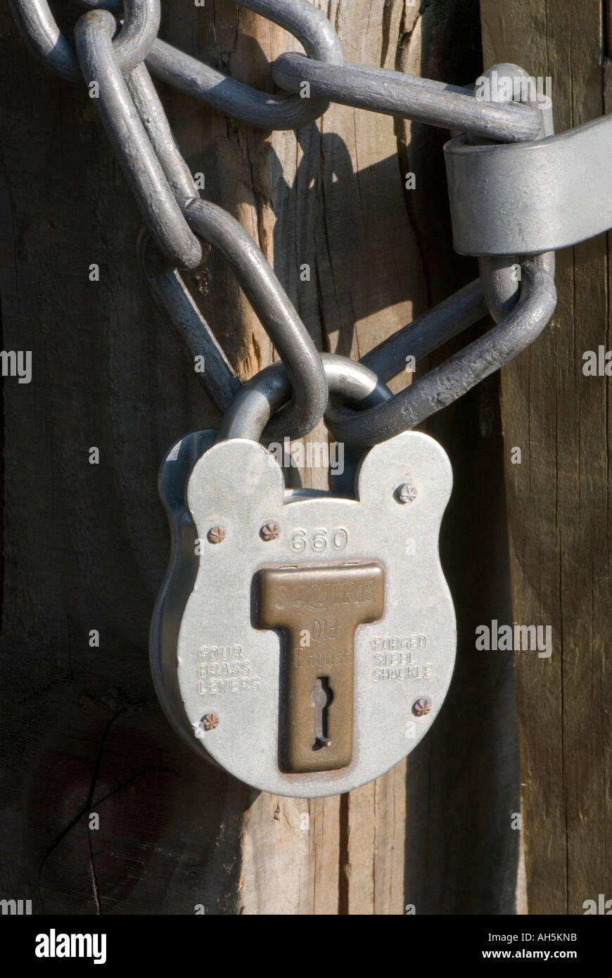 A padlocked country gate Stock Photo - Alamy