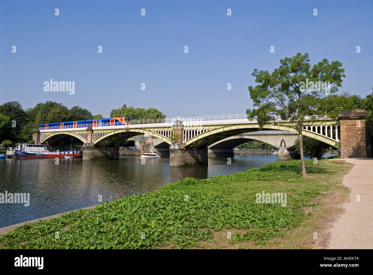 Richmond railway bridge hi-res stock photography and images - Alamy