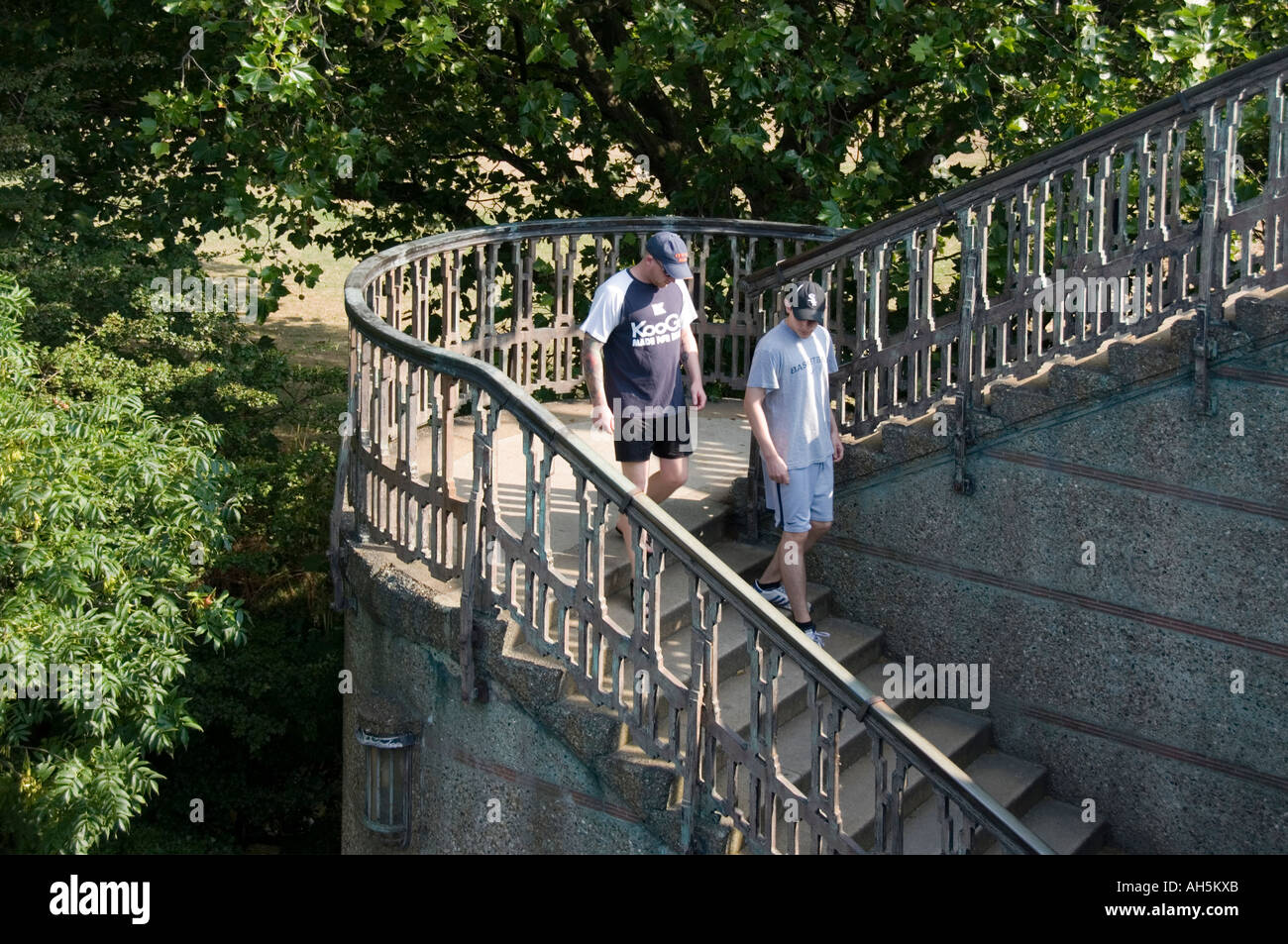 Steps by Twickenham bridge leading down to the Thames riverbank Stock ...