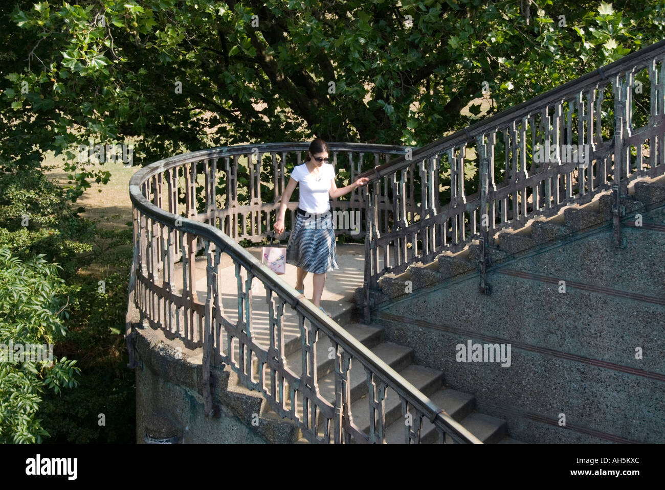 Steps by Twickenham bridge leading down to the Thames riverbank Stock ...
