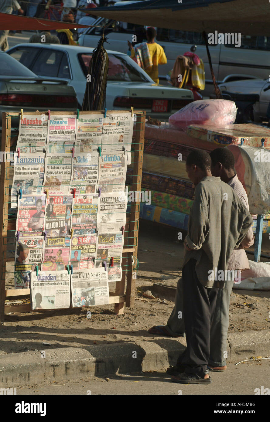 Men reading newspaper headlines hi-res stock photography and images - Alamy
