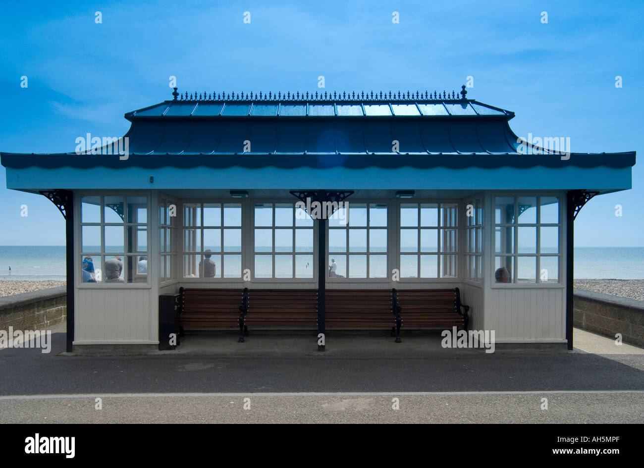 beachfront promenade shelter Worthing beach, west sussex, southern ...