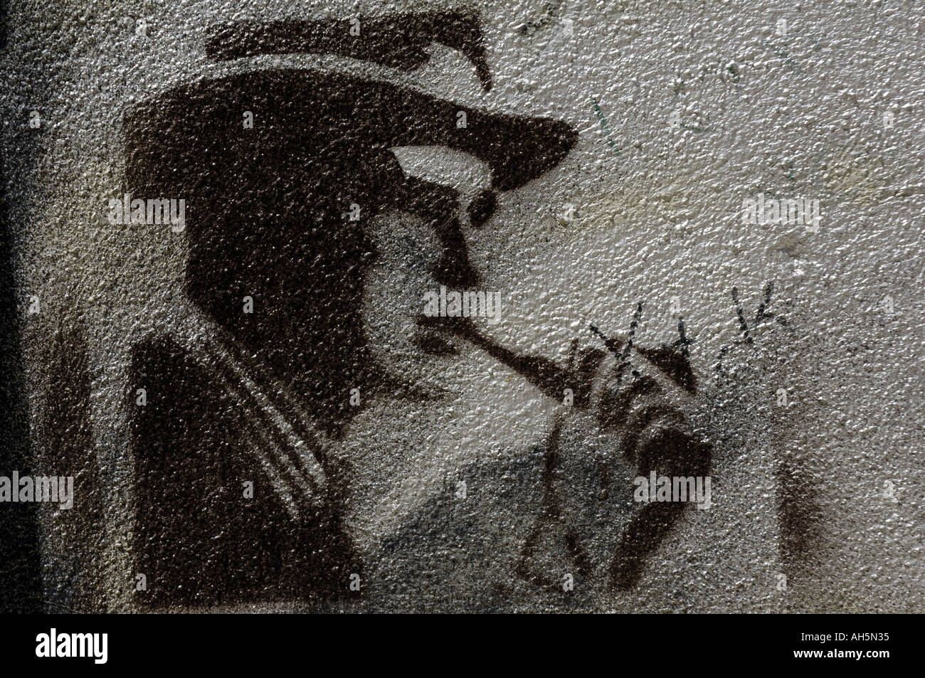 Graffiti Graffito pipe smoking man male hat Stock Photo - Alamy