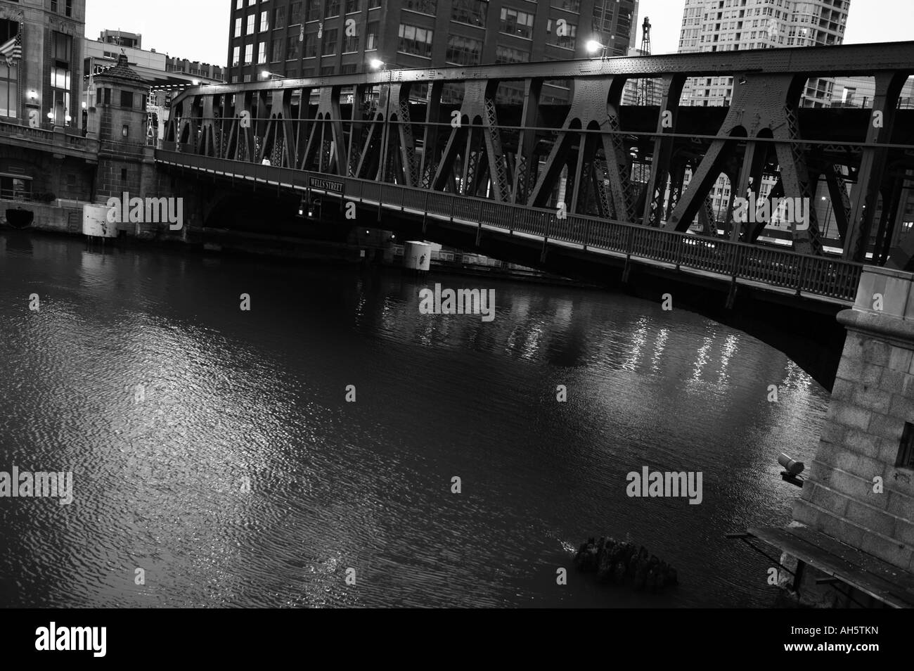 wells street draw bridge downtown chicag illinois Stock Photo - Alamy