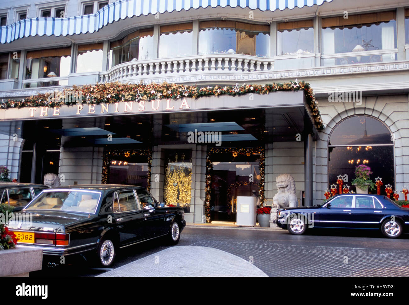 Entrance peninsula hotel hong kong hi-res stock photography and images - Alamy