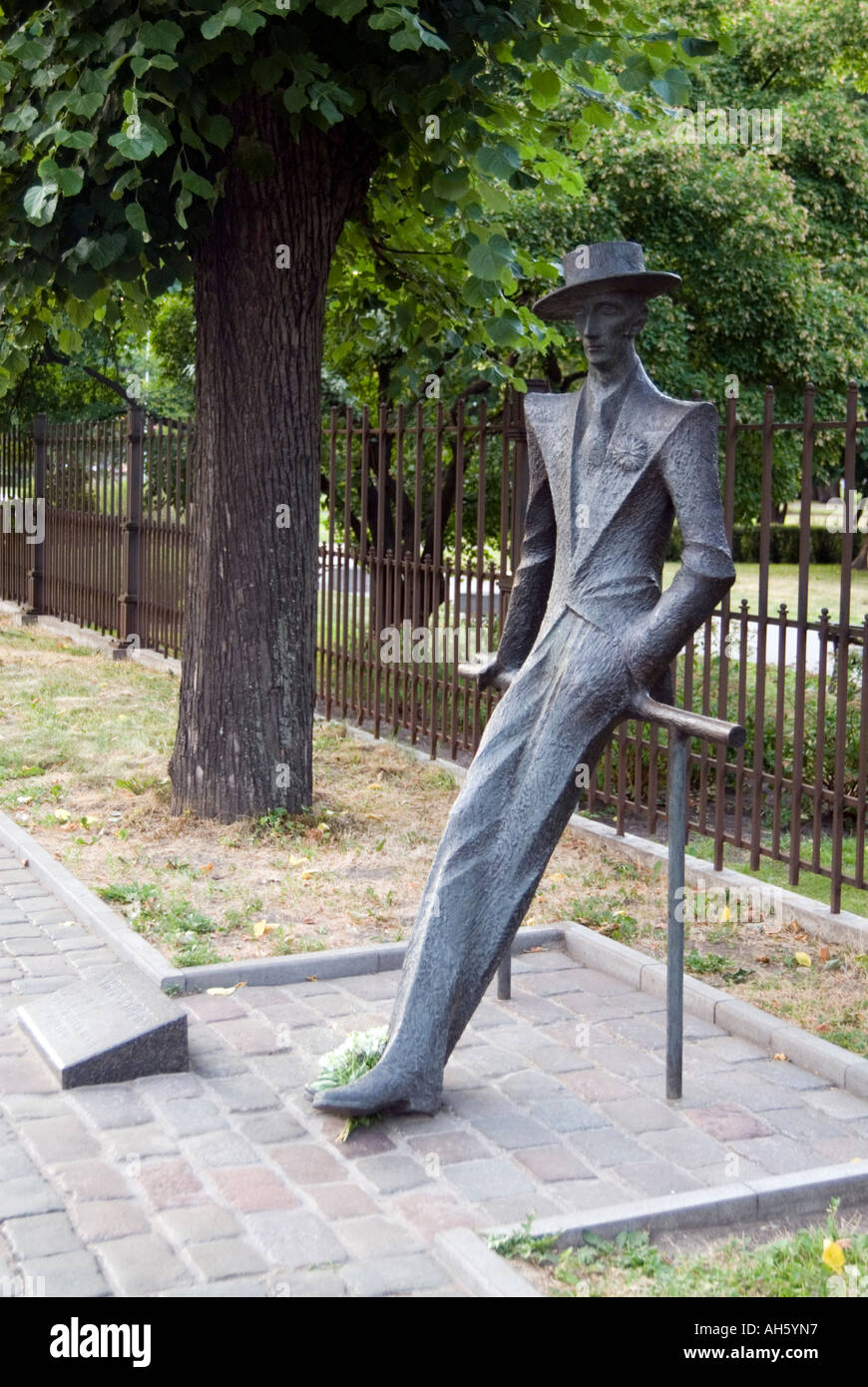 Statue of artist Karlis Padegs in the Old Town, Riga Latvia Stock Photo ...