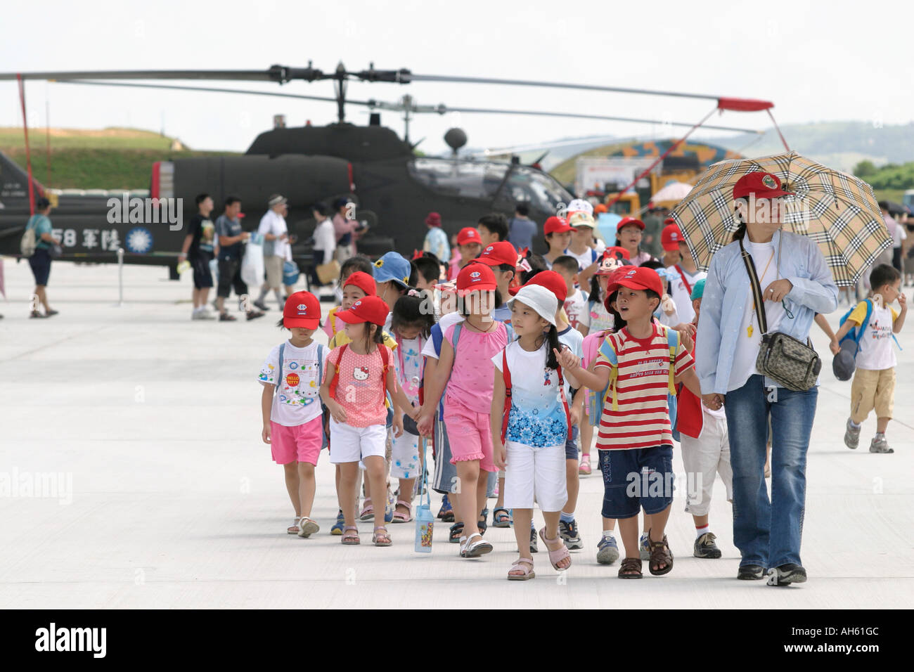 Elementary students visit airplane show Stock Photo - Alamy