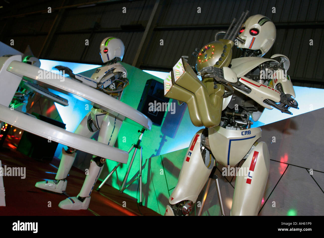 Robot music plays hi-res stock photography and images - Alamy