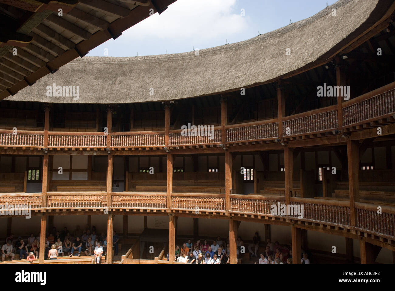Shakespeare globe theatre interior hi-res stock photography and images ...