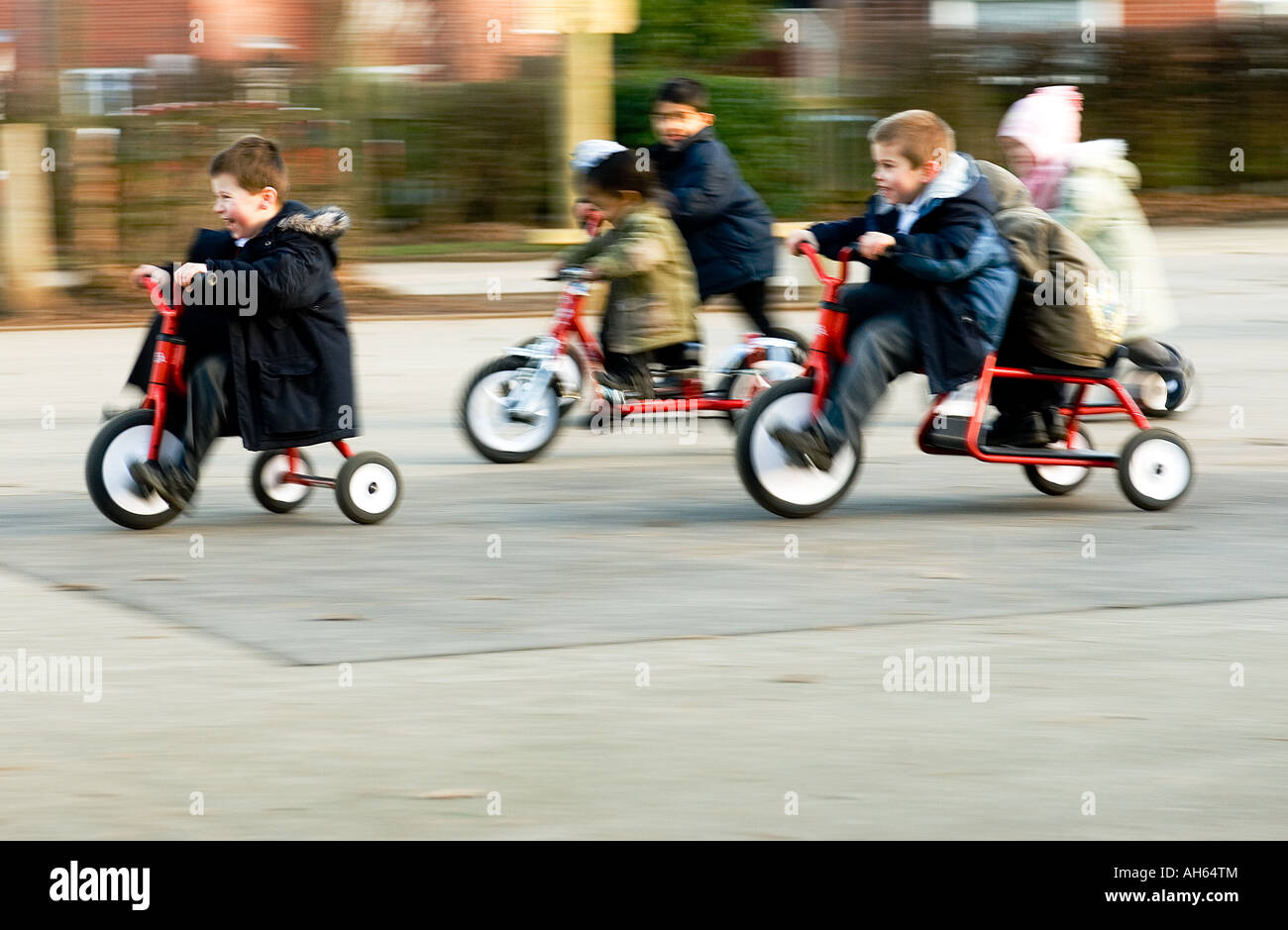 PUPILS FROM SYDENHAM PRIMARY SCHOOL LEAMINGTON SPA WARWICKSHIRE UK ...