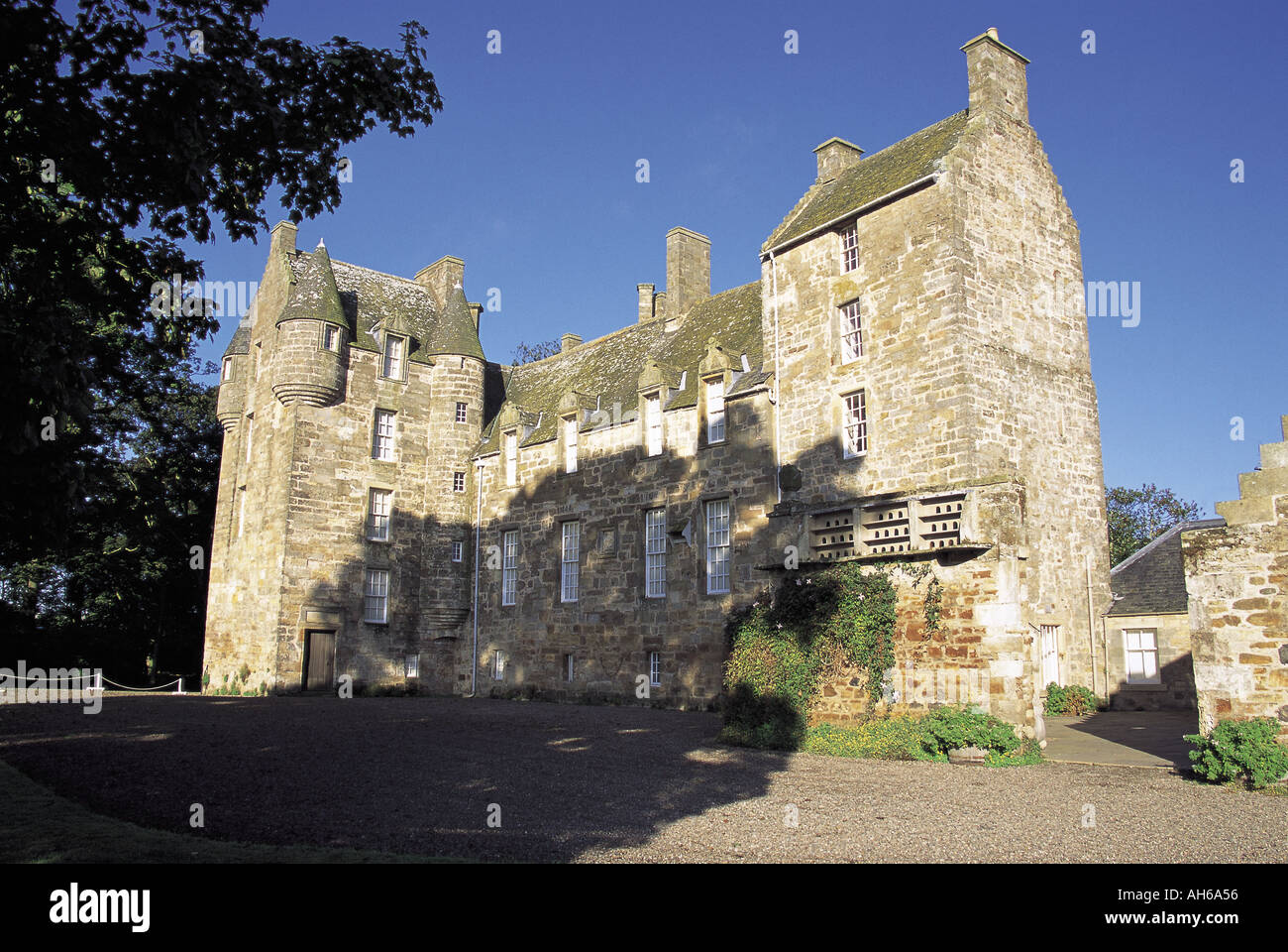 Kellie castle scotland hi-res stock photography and images - Alamy