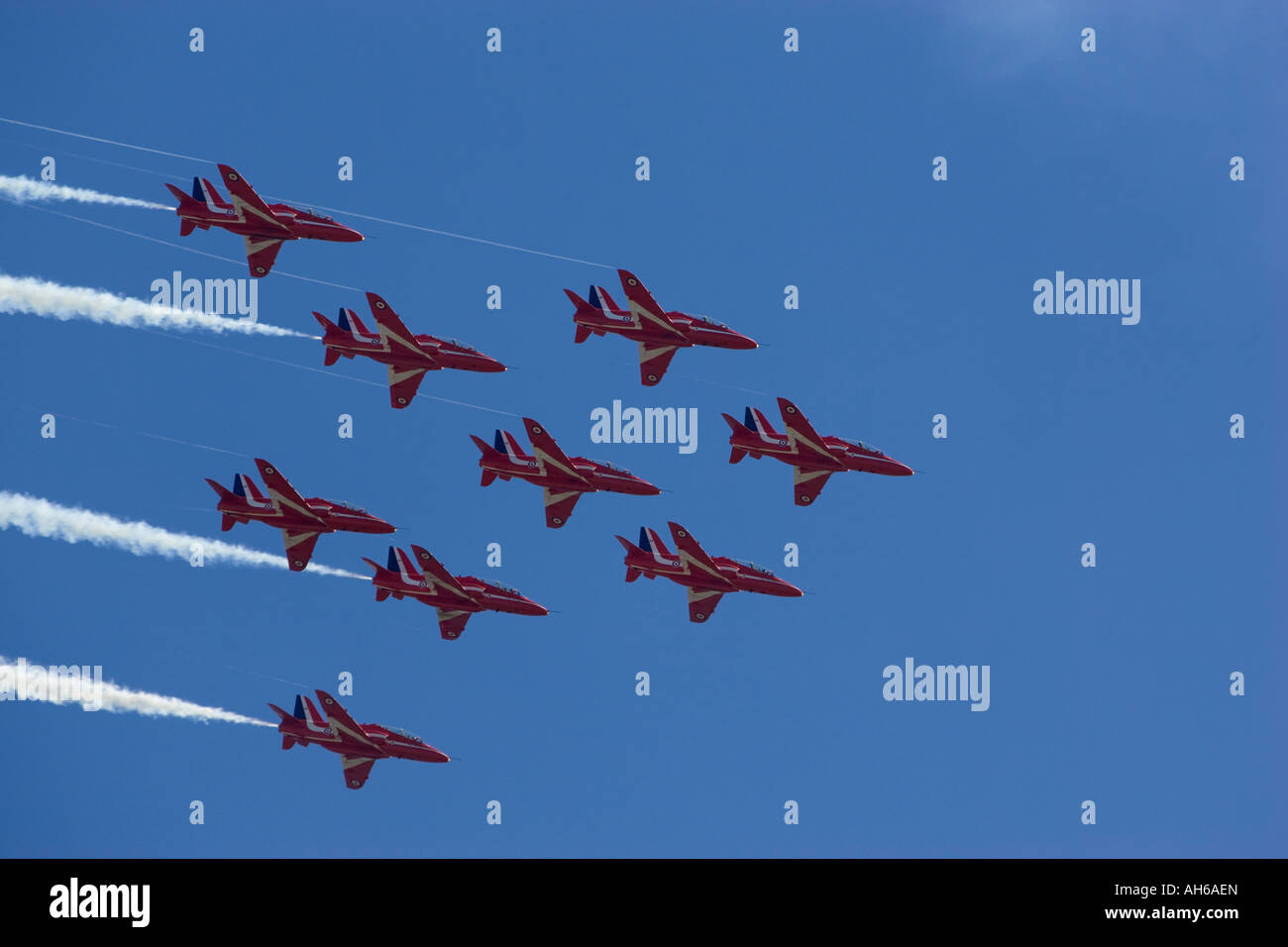Close up of the 9 Red Arrows flying in formation Stock Photo - Alamy