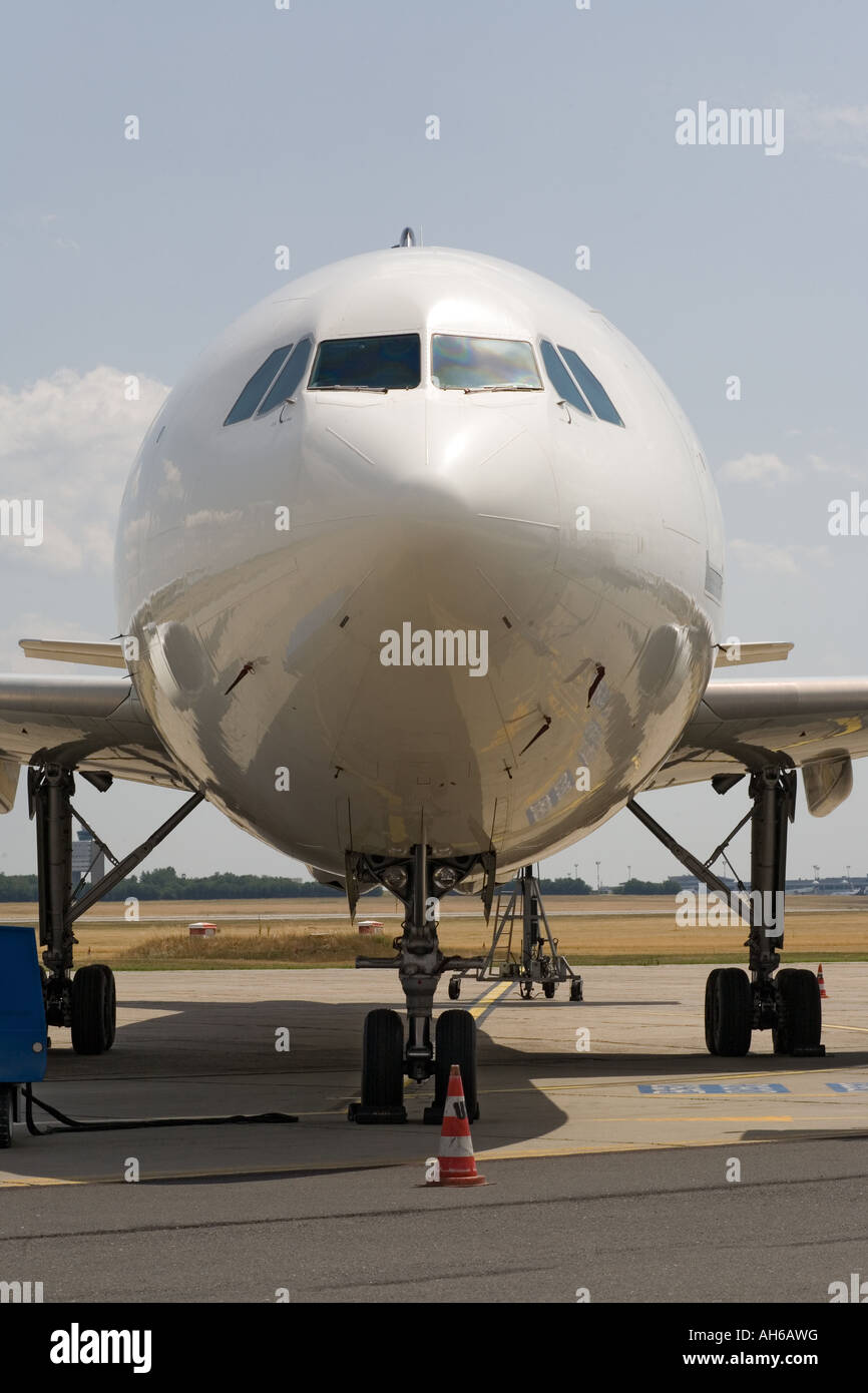 Airplane front hi-res stock photography and images - Alamy