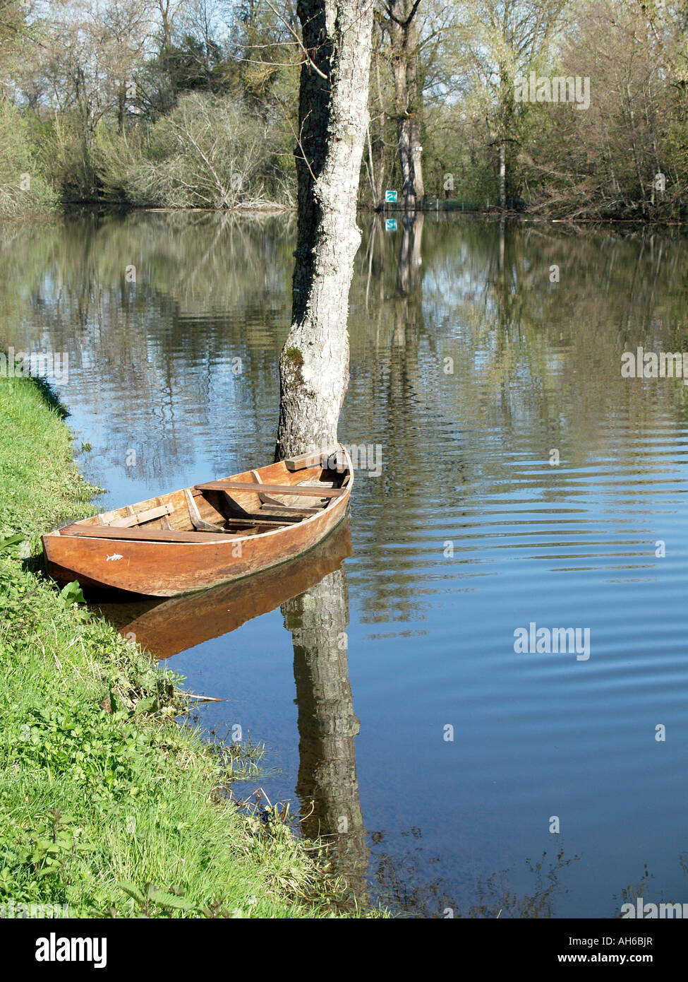 empty boat on the river Dordogne in France Stock Photo - Alamy