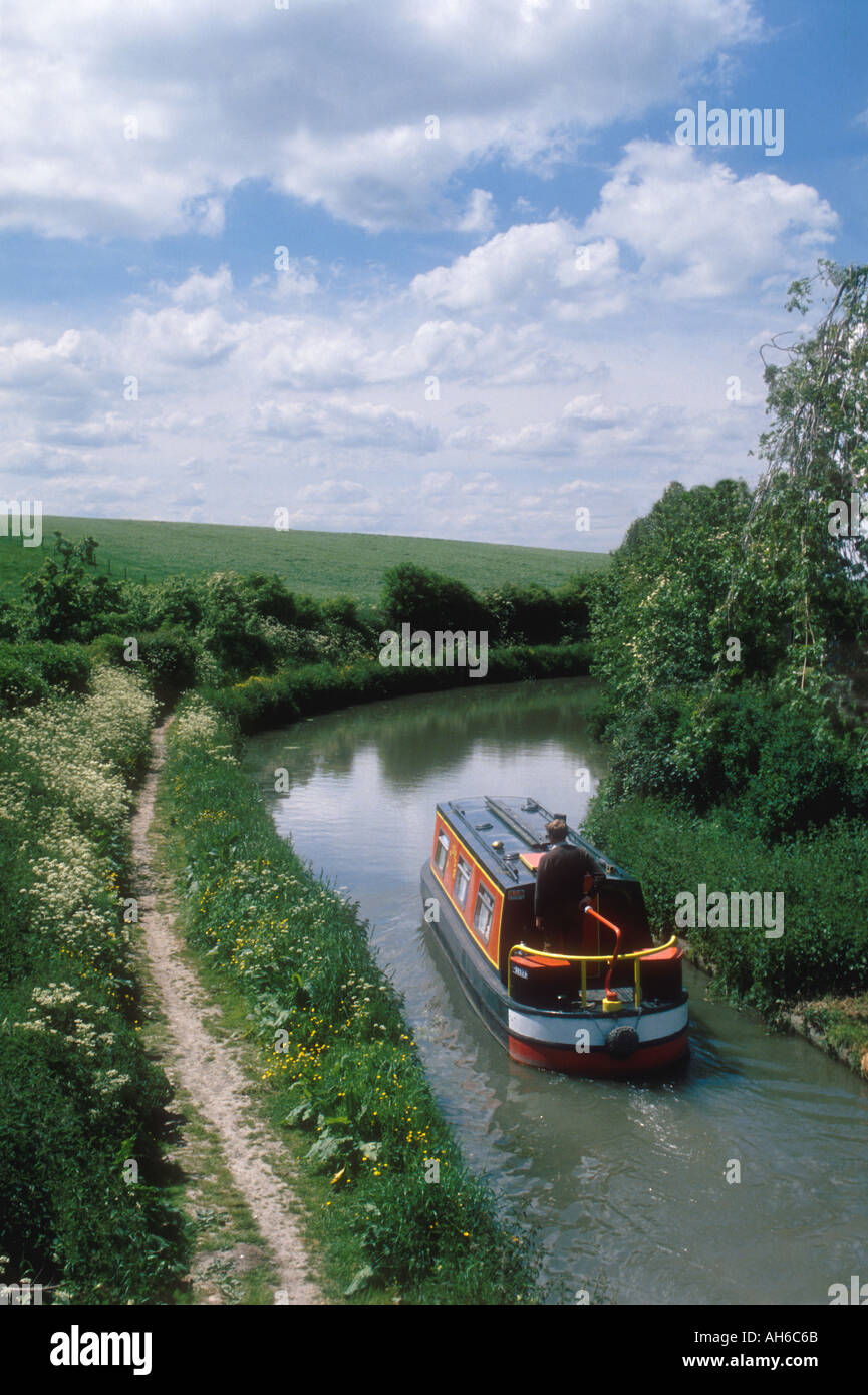 A narrowboat on the Wendover Arm of the Grand Union Canal near Tring in ...