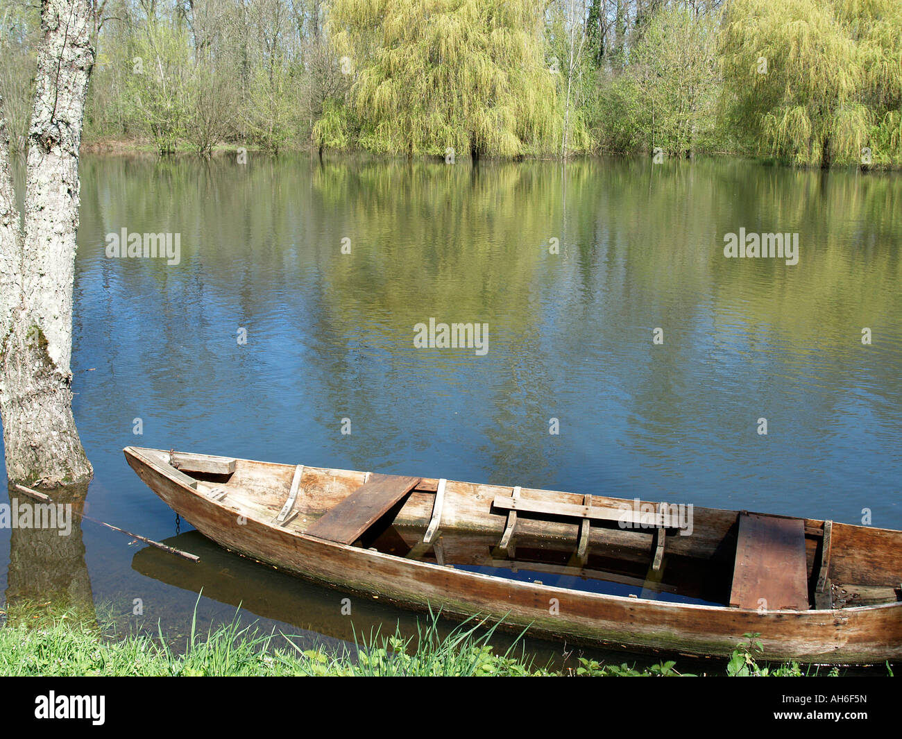 empty boat on the river Dordogne in France Stock Photo - Alamy