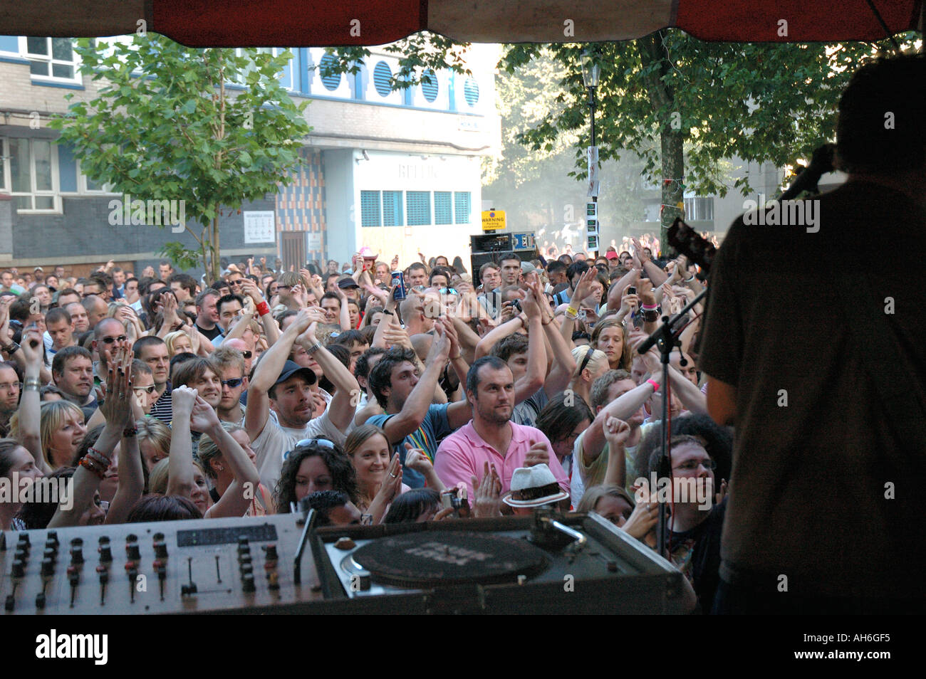 Enthusiastic crowd cheering hi-res stock photography and images - Alamy