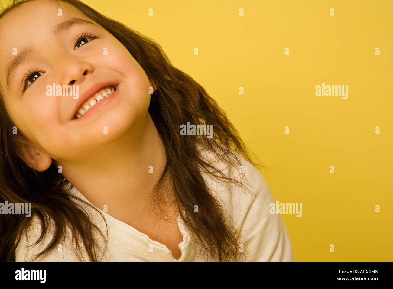 Portrait of a little girl looking up Stock Photo - Alamy