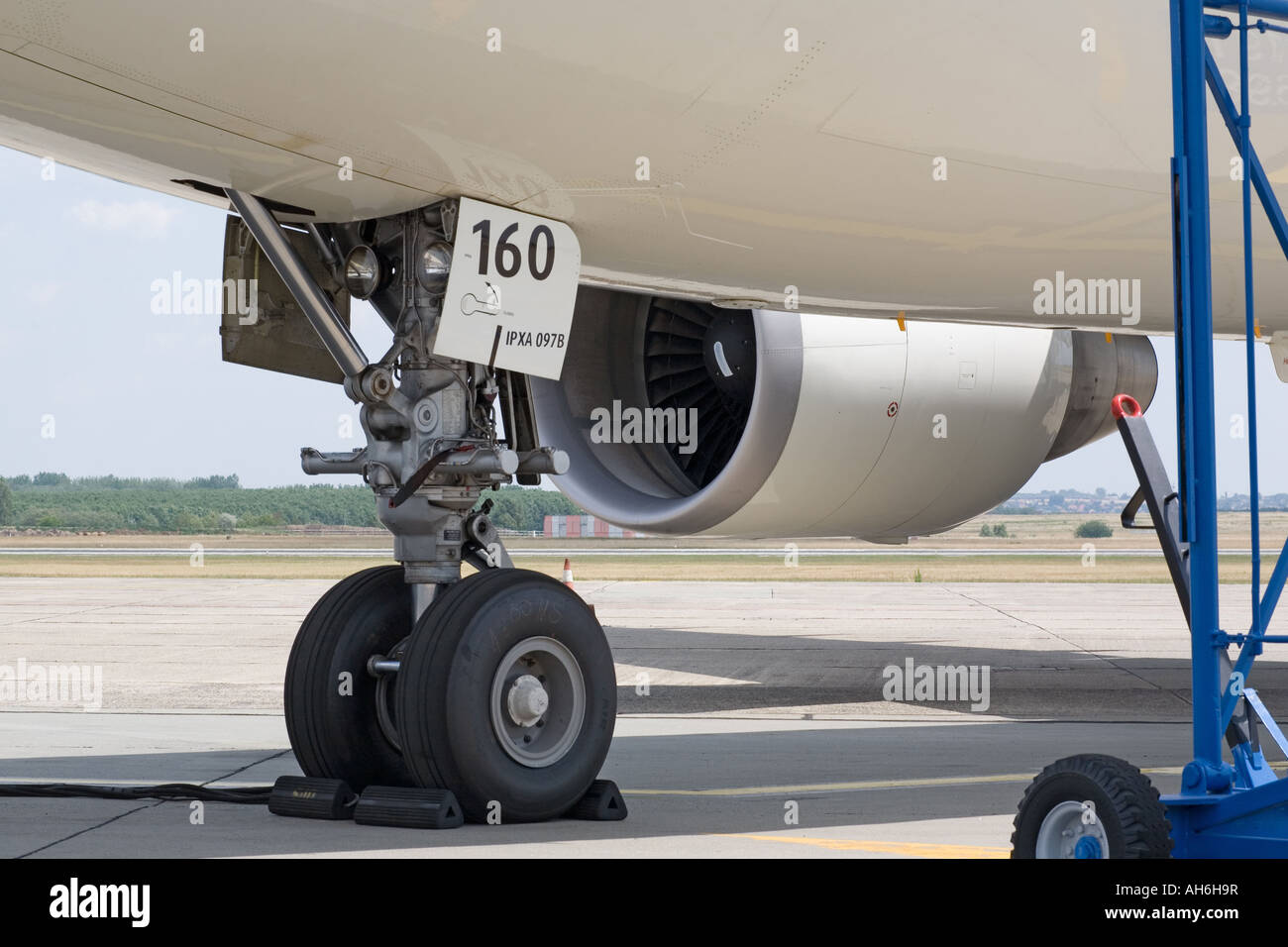 View underside airplane in hi-res stock photography and images - Alamy