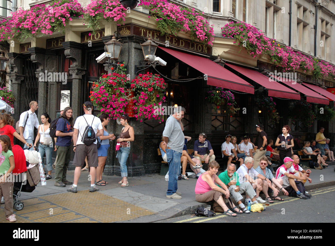 Crowds public hanging hi-res stock photography and images - Alamy